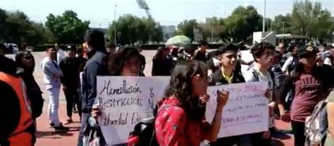 Alumnos del CCH Azcapotzalco llegan a Rectoría ContraRéplica Noticias