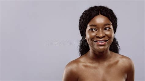 Retrato De Una Hermosa Mujer Africana Desnuda Con Piel Impecable Sobre