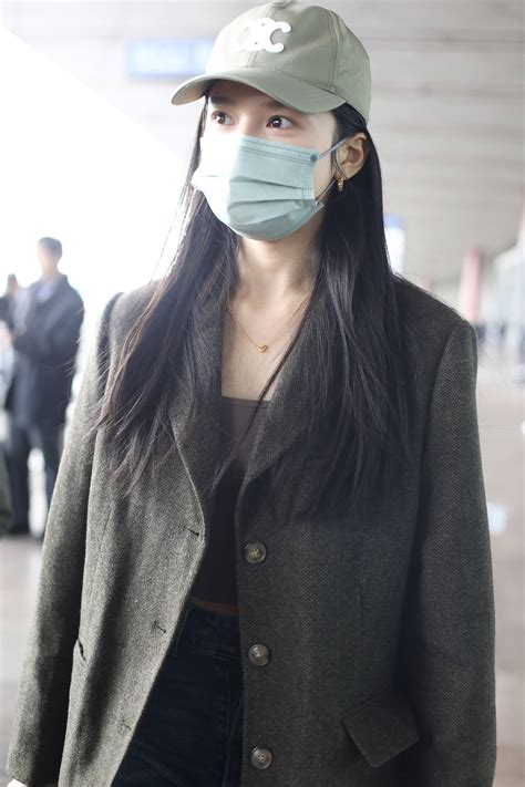 张婧仪穿咖色西装手提鲜花 尽显复古英伦少女感 搜狐大视野 搜狐新闻