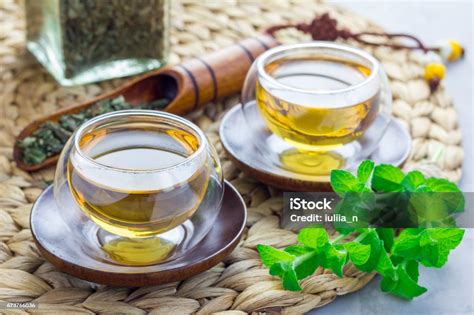 배경 수평에 신선한 박하 및 차 국자와 동양 유리 컵에 있는 건강 한 허브 민트 차 0명에 대한 스톡 사진 및 기타 이미지