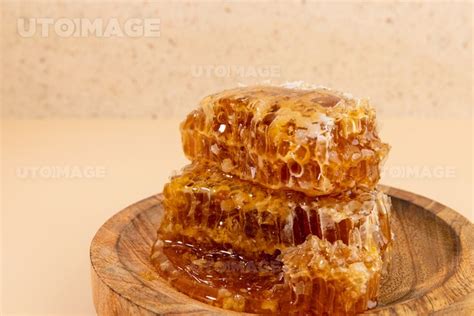 꿀나무그릇에 담긴 벌집꿀 사진 이미지 Pho794b 유토이미지 사진 오브젝트 음식 Pho794b 실내 스튜디오