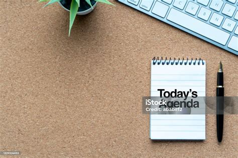 오늘u2019s 어젠다 텍스트 메모장 장식 식물 나무 배경에 키보드와 만년필 문자에 대한 스톡 사진 및 기타 이미지 문자