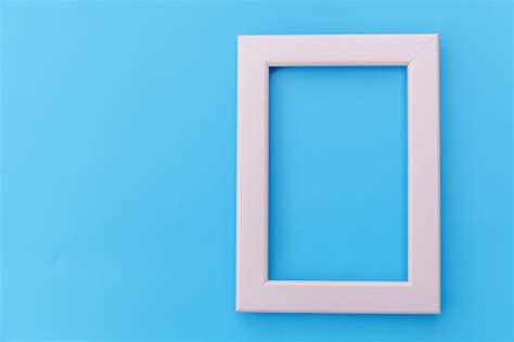 파란색 파스텔 컬러의 배경에 고립 된 빈 분홍색 프레임으로 단순히 디자인하십시오 상단보기 플랫 레이 복사 공간 모의 최소한의 개념 0명에 대한 스톡 사진 및 기타 이미지