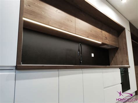 Поръчкова кухня в бяло и дървесно МЕБЕЛИ ВАРНА ХОМИ ДИЗАЙН