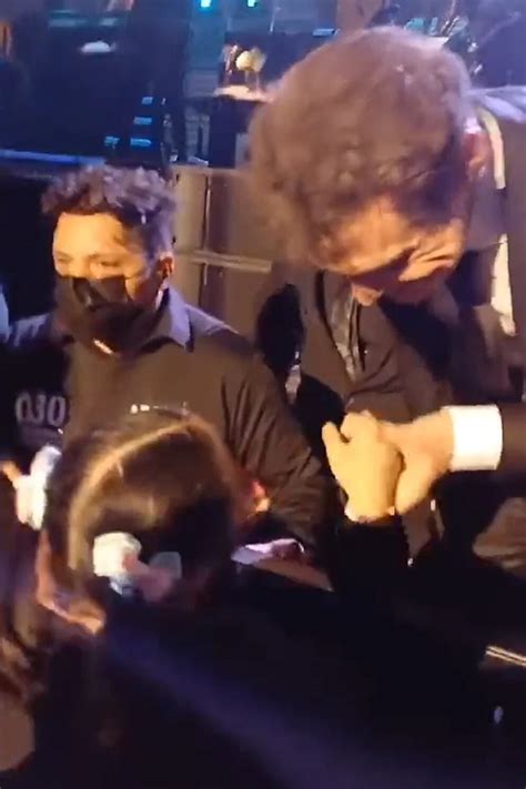 El Emotivo Momento En Que Luis Miguel Baja Del Escenario Para Saludar A