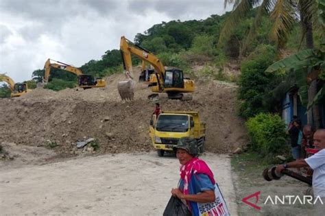 Geger Fenomena Gunung Berpindah Di NTT Tanah Longsor Tutup Akses