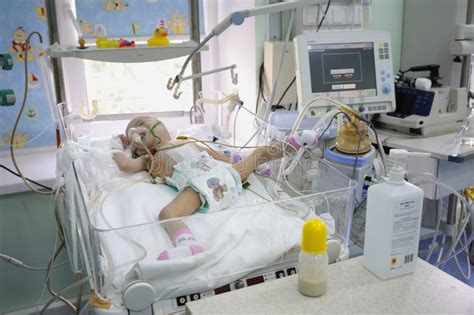 à L unité De Soins Intensifs Bébé Dormant Sur Un Lit D hôpital Attaché