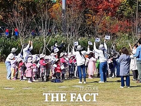 기장군 제8회 정관 생태하천 학습문화축제 길놀이 퍼레이드 열어 전국 기사 더팩트