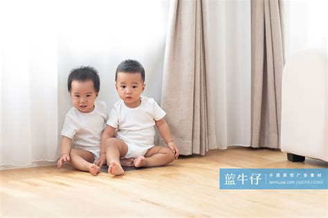 可爱的龙凤胎宝宝在家玩耍 蓝牛仔影像 中国原创广告影像素材