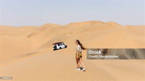 나미비아에서 4x4 차로 바다의 모래 언덕에서 하루를 즐기는 여성 여행자 4x4 자동차에 대한 스톡 사진 및 기타 이미지