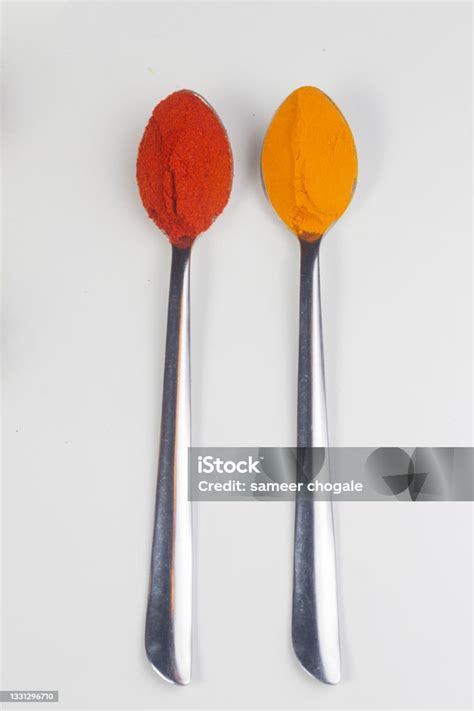 인도 의 다채로운 향신료는 또한 붉은 칠리 파우더로 알고 심황 분말 미르치 미르치 숟가락에 흰색 배경에 할디 고립 0명에 대한 스톡 사진 및 기타 이미지 Istock