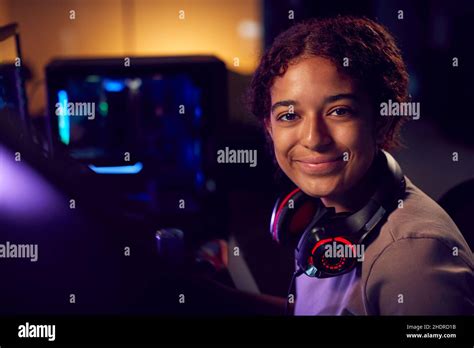 Girl Smiling Video Game Girls Smile Computer Game Computergame Computergames Game Games