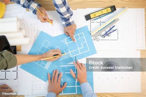 건축가와 건설 엔지니어가 만나 건설 프로젝트의 완료를 계산하기 위해 건물 구조의 청사진을 논의합니다 부동산 건설 사업 개념입니다 3 명에 대한 스톡 사진 및 기타 이미지