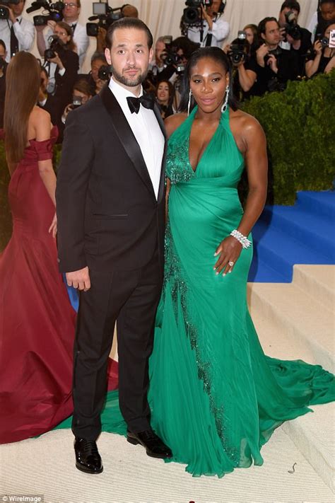 Met Gala 2017 Pregnant Serena Williams Dances Daily Mail Online