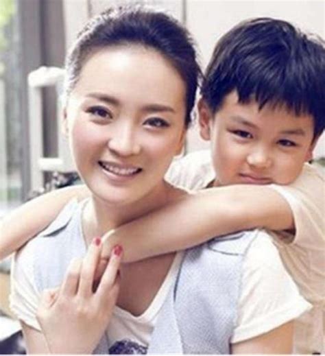 44歲王艷豪門生活近況，遭繼子扇耳光，被親兒子爆料亂花錢 每日頭條
