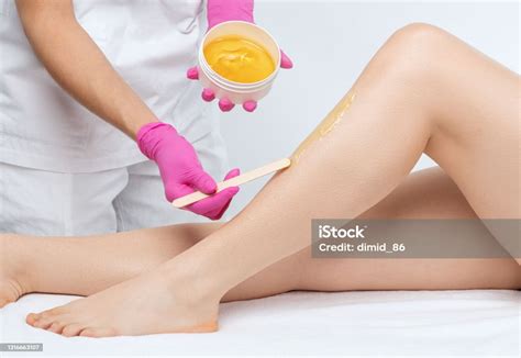 미용사는 미용실에서 여성의 다리를 설탕 페이스트 탈유합니다 여성 미용 미용 Waxing에 대한 스톡 사진 및 기타 이미지