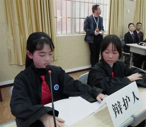 法润校园，护苗成长！兴义法院联合向阳路小学开展“模拟法庭”活动， “沉浸式”普法澎湃号·政务澎湃新闻 The Paper