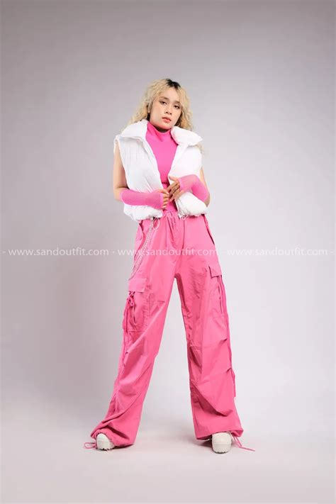 Quần Nắp Ngang Hồng Phối Phao Gile Trắng Sand Outfit