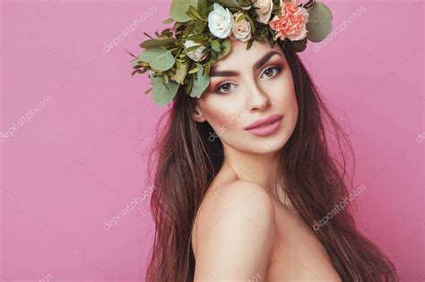 Retrato De Una Hermosa Mujer Sensual Sexual Joven Con Una Piel Perfecta