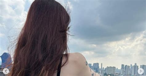 굳이 왜 담배를 한소희 나비 타투 도배하고 흡연 인증 부적절 지적 Ten이슈