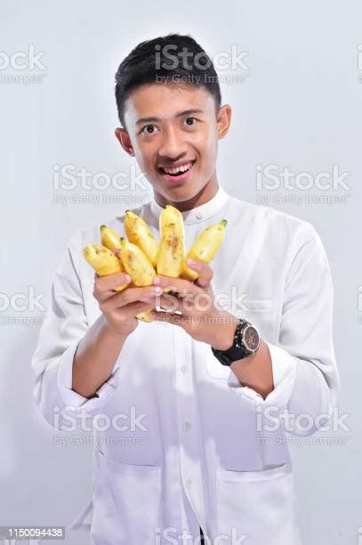 금식을 깨는 젊은 무슬림 남자 행복 한 금식 과 수 호를 먹고 노란 바나나 Eid Ul Fitr에 대한 스톡 사진 및 기타