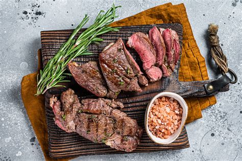 구운 양고기 다리 스테이크 얇게 썬 양고기 회색 배경입니다 상위 뷰 스테이크에 대한 스톡 사진 및 기타 이미지 스테이크 양고기 고기 Istock