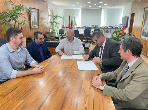 O Diretor do INPE assina Protocolo de Intenções a UFSM Instituto