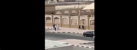 كويتي يعتدي بوحشية على امرأة في الشارع العام فيديو البوابة