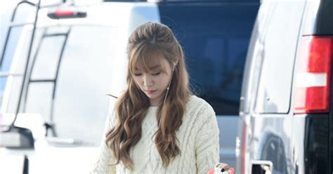 포토엔 소녀시대 티파니 각선미 드러낸 스커트 패션 공항패션
