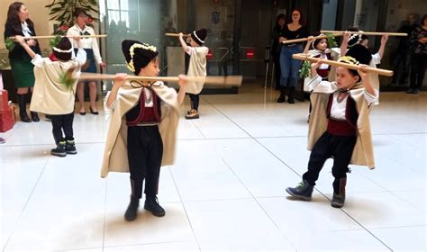 Малки коледари наричаха за здраве и берекет в Каварна Новини от Добрич и региона Добрич Онлайн