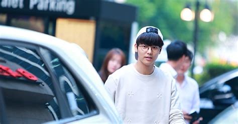 Ten Photo 씨엔블루 강민혁 동글이 안경뒤로 쓴 스냅백꾸러기 미 폭발 딴따라 종방연