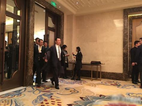 网友偶遇王思聪老爸王健林出入某酒店，后面跟一群排场很大