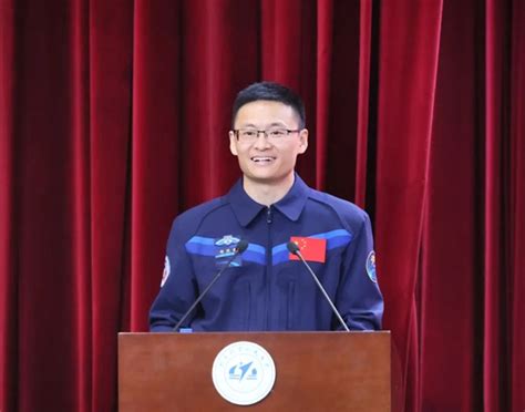 人民网：坐火箭是什么感受？桂海潮回校讲授“飞天第一课” 新闻网