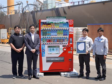 手のひらからはみ出す！角上魚類の「角上うなぎおにぎり」登場。土用の丑の日に向けてたっぷりのうなぎ蒲焼きを使用した、圧倒的な大きさと具材の贅沢さ