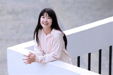 送給正在被 世俗觀念貶低的你 妳 平常就喜歡看天下雜誌 能被採訪也是一種 成就解鎖 尤其是文字細膩的人物記者 在文章中可以感受到 時間空間的