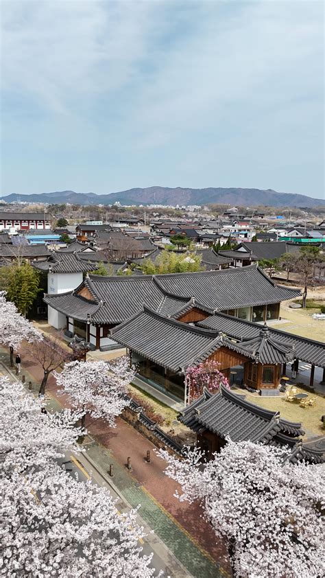용암 컨셉에 매일 낙화놀이가 진행되는 카페 ⠀ 제주 한림읍에 위치한 ‘플로웨이브는 제주 암반을 그대로 보존하여 지어진 카페이다