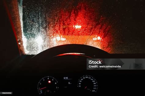 겨울 자동차 밤 운전 눈이 내리는 교통 눈덮인 젖은 앞 유리를 통해 본 자동차 실루엣 0명에 대한 스톡 사진 및 기타 이미지 0명 겨울 경외감 Istock