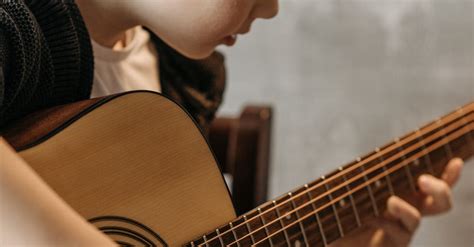 개인 개발 기술 개발 기타 기타 기술 기타 연습 기타 연주 기타 포커스 기타 화음 끈 놀이 소년 수업 수직 쐈어 실내 실내 활동 아마추어