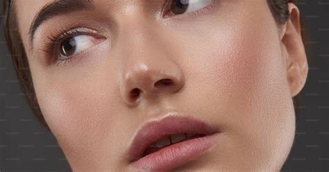 자연스러운 화장을 한 매력적인 여성의 초상화를 클로즈업하고 입술을 약간 벌리고 있습니다 회색 배경에 격리 사진 Unsplash의 아름다움 이미지