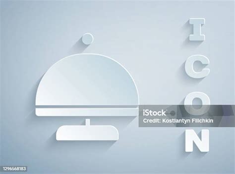 회색 배경에 고립 된 음식 아이콘의 트레이로 덮여 종이 잘라 트레이 및 뚜껑 표지판 뚜껑이 있는 레스토랑 클로쉬 종이 아트 스타일 벡터 3차원 형태에 대한 스톡 벡터 아트