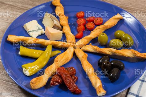 가 까이 서 지중해 전채 접시의 두 종류의 올리브 토마토 치즈 가득 고추 막대기로 구분 0명에 대한 스톡 사진 및 기타 이미지