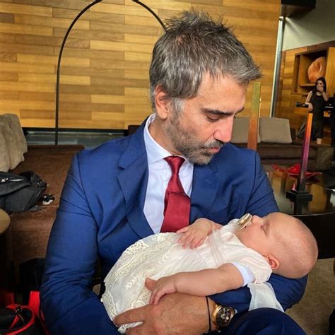 Alejandro Fernández feliz en la boda de su hijo HOLA