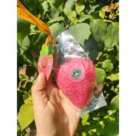 สบู่มาดามเฮง Strawberry Soap ขนาด 120 กรัม แพ็คละ 4 ก้อน Shopee Thailand