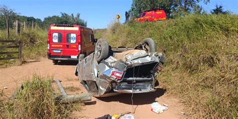 Carro Conduzido Por Jovem Capota E Cai Em Ribanceira De 4 Metros No