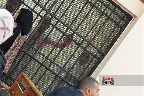 وصول مضيفة الطيران المتهمة بإنهاء حياة ابنتها للمحكمة صور