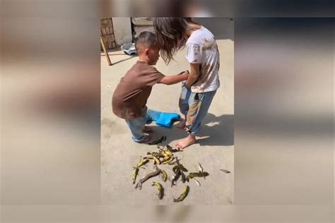 小女孩外出捉鱼回家，全身塞得满满的，这才是无忧无虑的童年！塞得全身