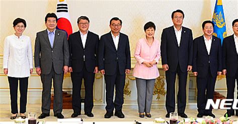 새누리당 신임 지도부와 기념촬영하는 박 대통령