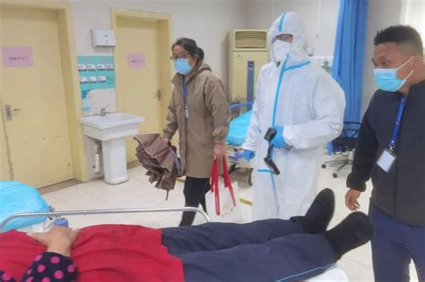 【社区帮困先锋队】古稀老人忽头晕，众人相助脱险境澎湃号·政务澎湃新闻 The Paper