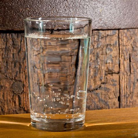 Glas Mineralwasser Stockfoto Bild Von Lebhaft Sprudelnd 53663452