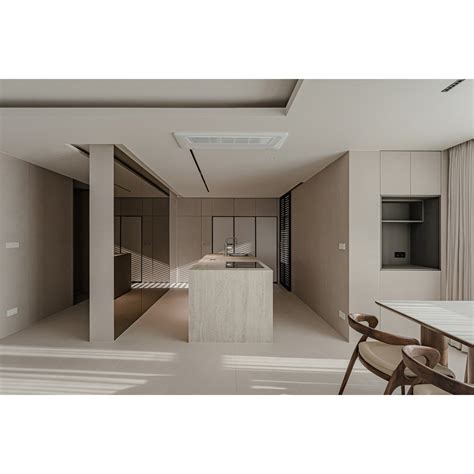 데이원디자인 ⠀ 세라믹 트래버틴의 아일랜드를 중심으로 브론즈유리와 간살도어 홈바 디자인이 조화를 이루는 주방입니다 기존의 짧았던 아일랜드의 방향을 바꾸어 길게